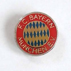 FC Bayern Munich crest badge (epoxy, with signature) | Badges \ Germany